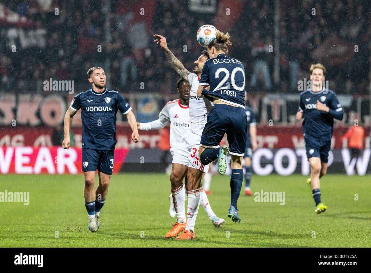 Philipp Hofmann (VfL Bochum, 33), Noah Loosli (VfL Bochum, 20) 2 ...