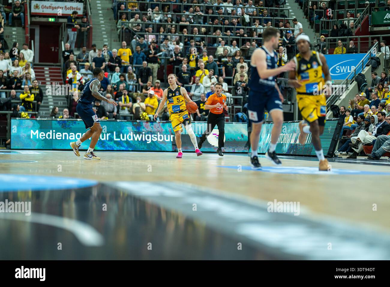 Charles Callison (Syntainics MBC, #23), Toms Skuja (MHP RIESEN ...