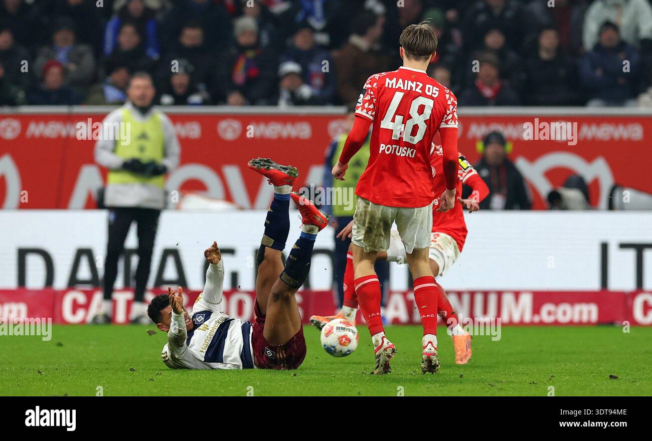from left Ransford-Yeboah Koenigsdoerffer (HSV Hamburg), Kacper ...
