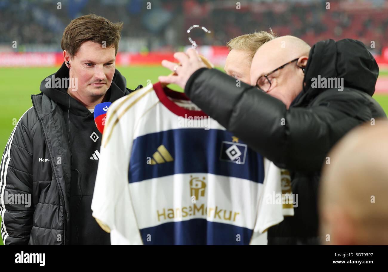 from left Trainer Merlin Polzin (HSV Hamburg), Commentator Frank ...