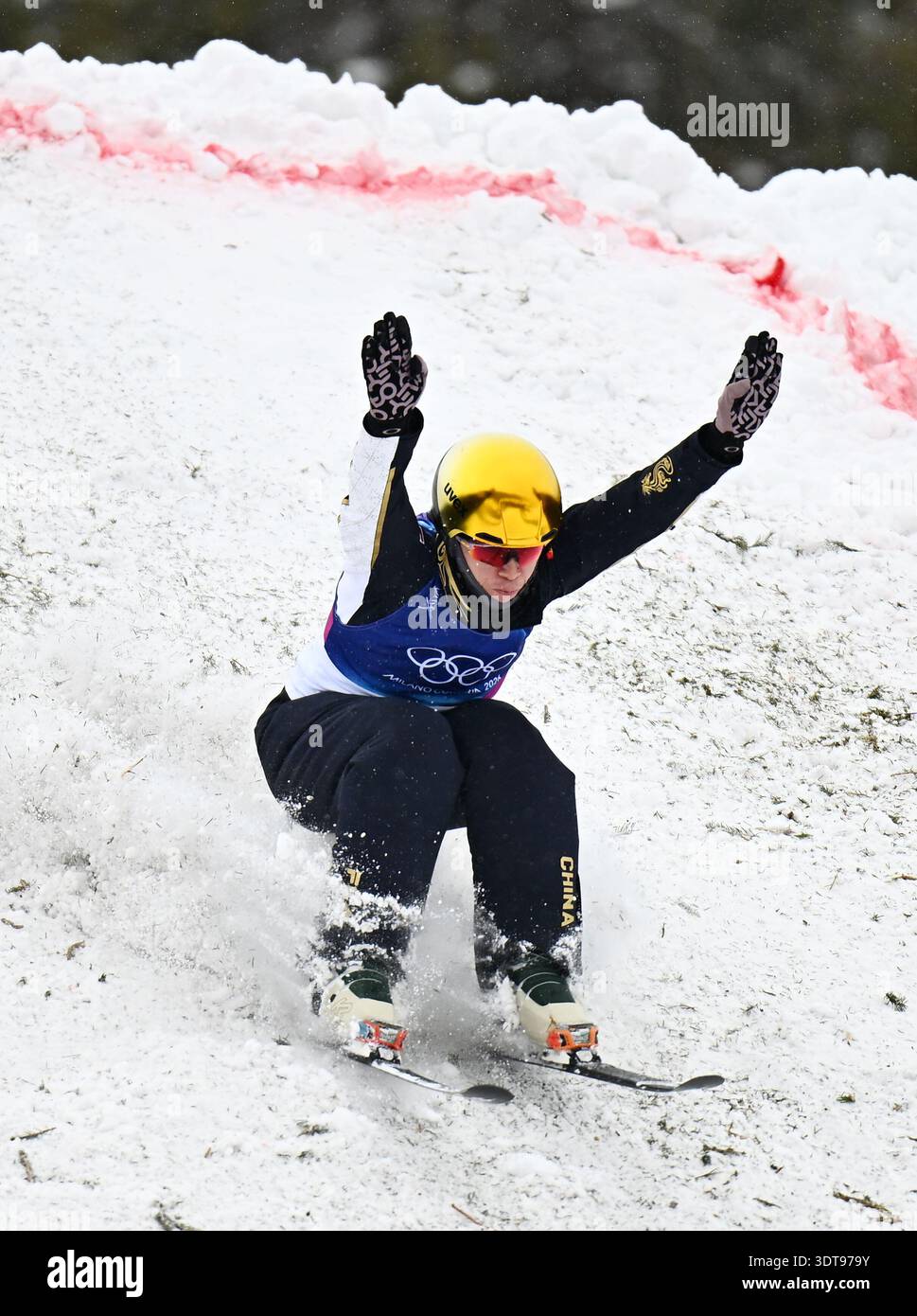 (260221) -- LIVIGNO, Feb. 21, 2026 (Xinhua) -- Li Tianma of China ...