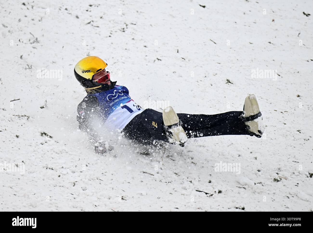 (260221) -- LIVIGNO, Feb. 21, 2026 (Xinhua) -- Li Tianma of China falls ...