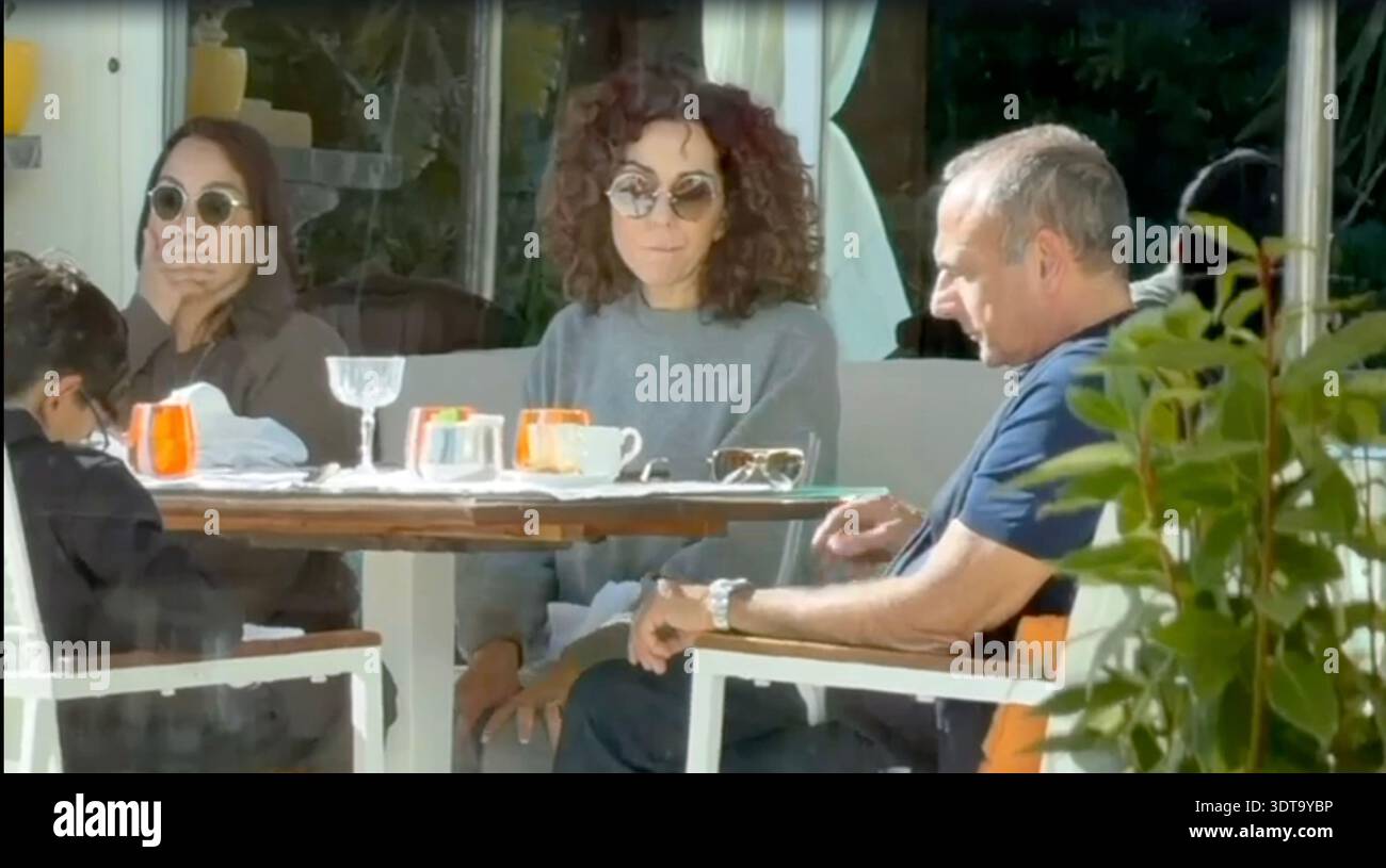 Carlo Conti si rilassa con la moglie Francesca Vaccaro ed il figlio ...