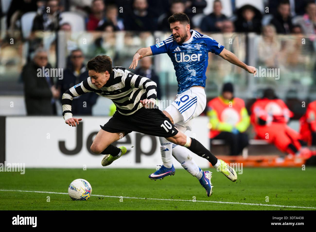 Kenan Yildiz of Juventus FC competes for the ball with Martin Baturina ...