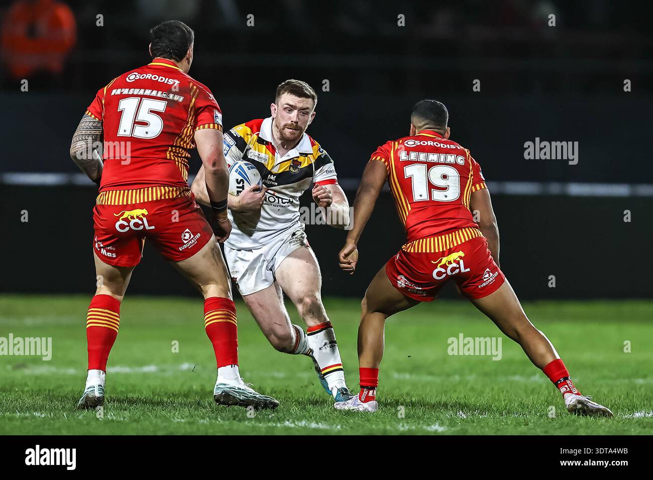 Ed Chamberlain runs at teh Catalans defence during the BetFred Super ...
