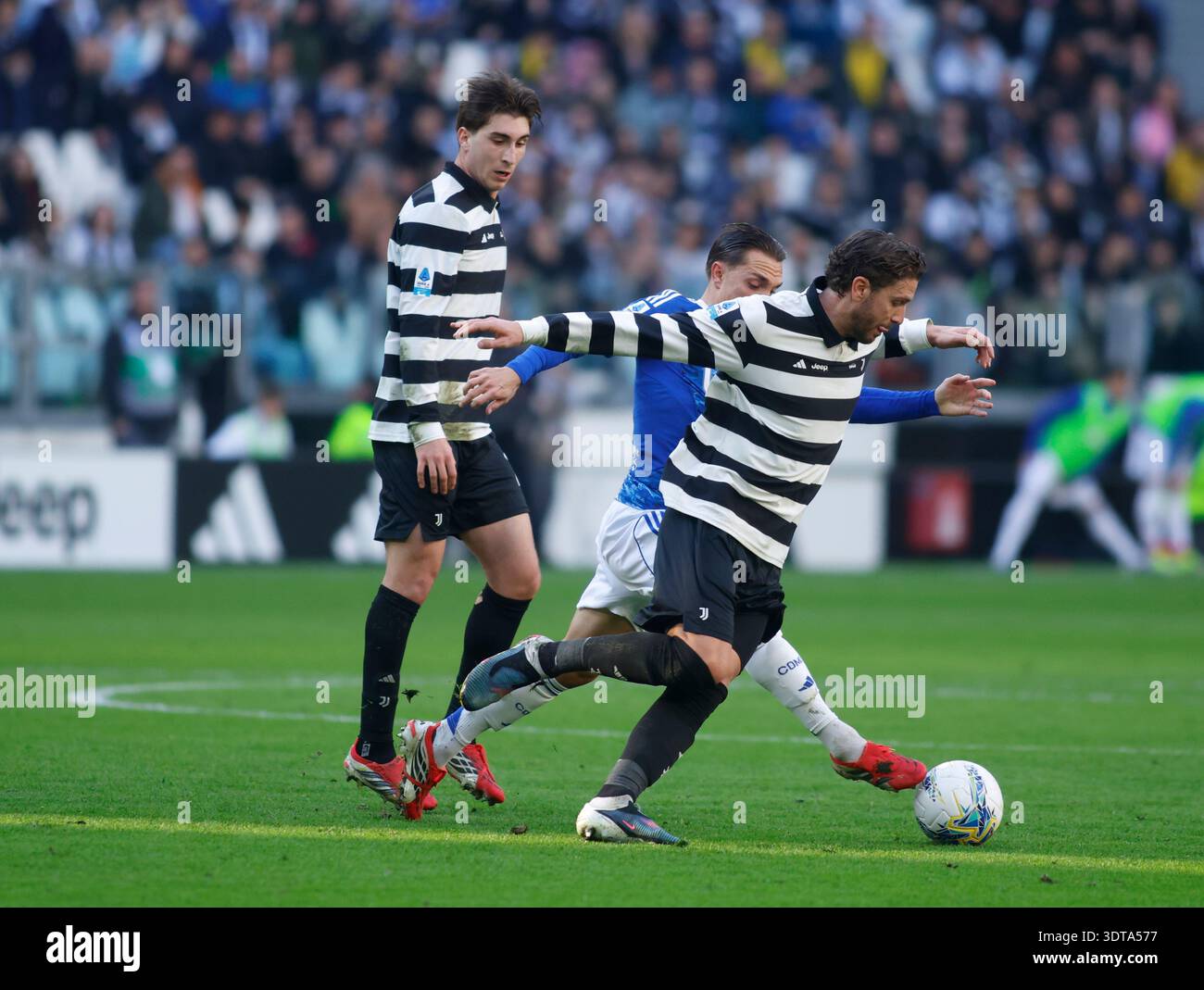 Maxence Caqueret of Como 1907 and Manuel Locatelli of Juventus FC ...