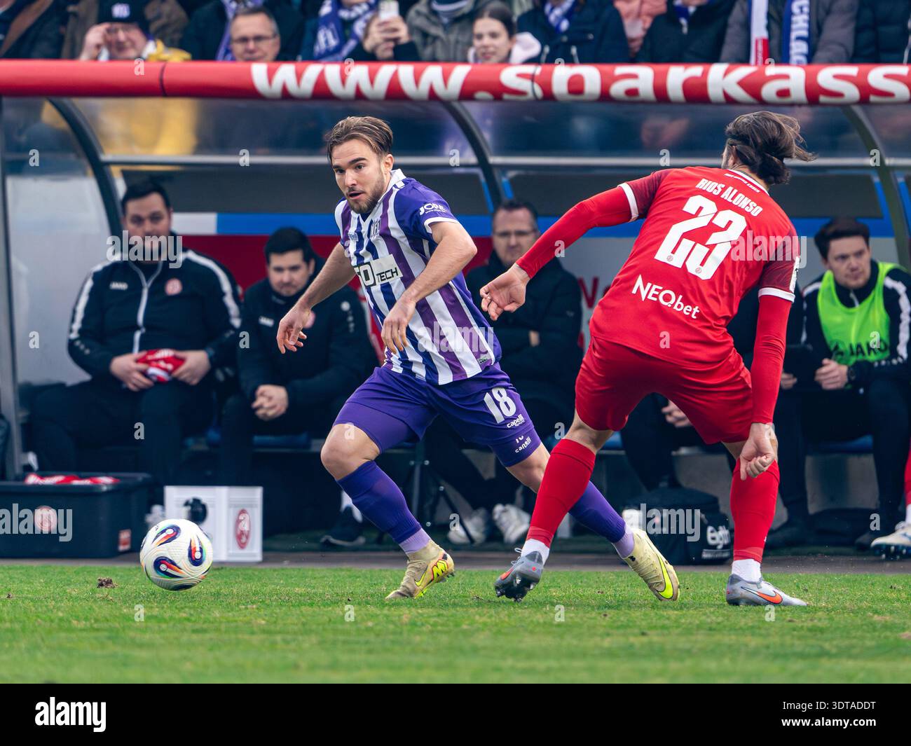 Lars Kehl (VfL Osnabrück, #18) in a duel against Jose Enrique Rios ...