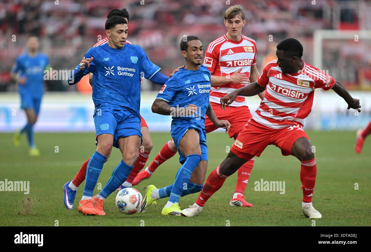 from left: Ezequiel Fernandez (Leverkusen), Arthur, Aljoscha Kemlein ...