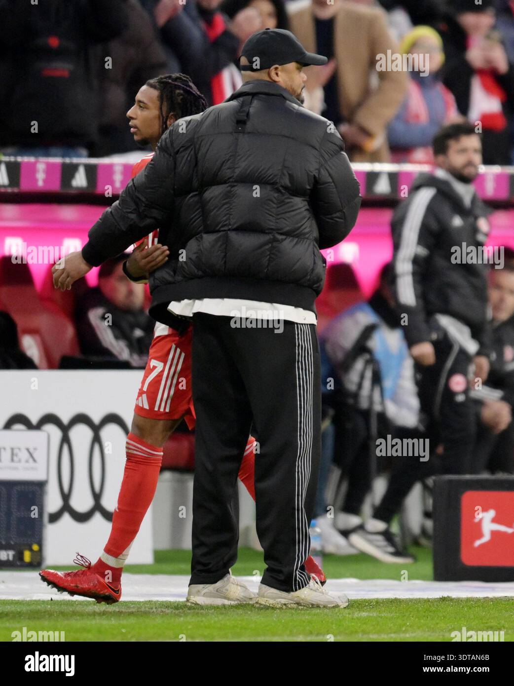 from left: Michael Olise, Coach Vincent Kompany (Bayern) Munich ...
