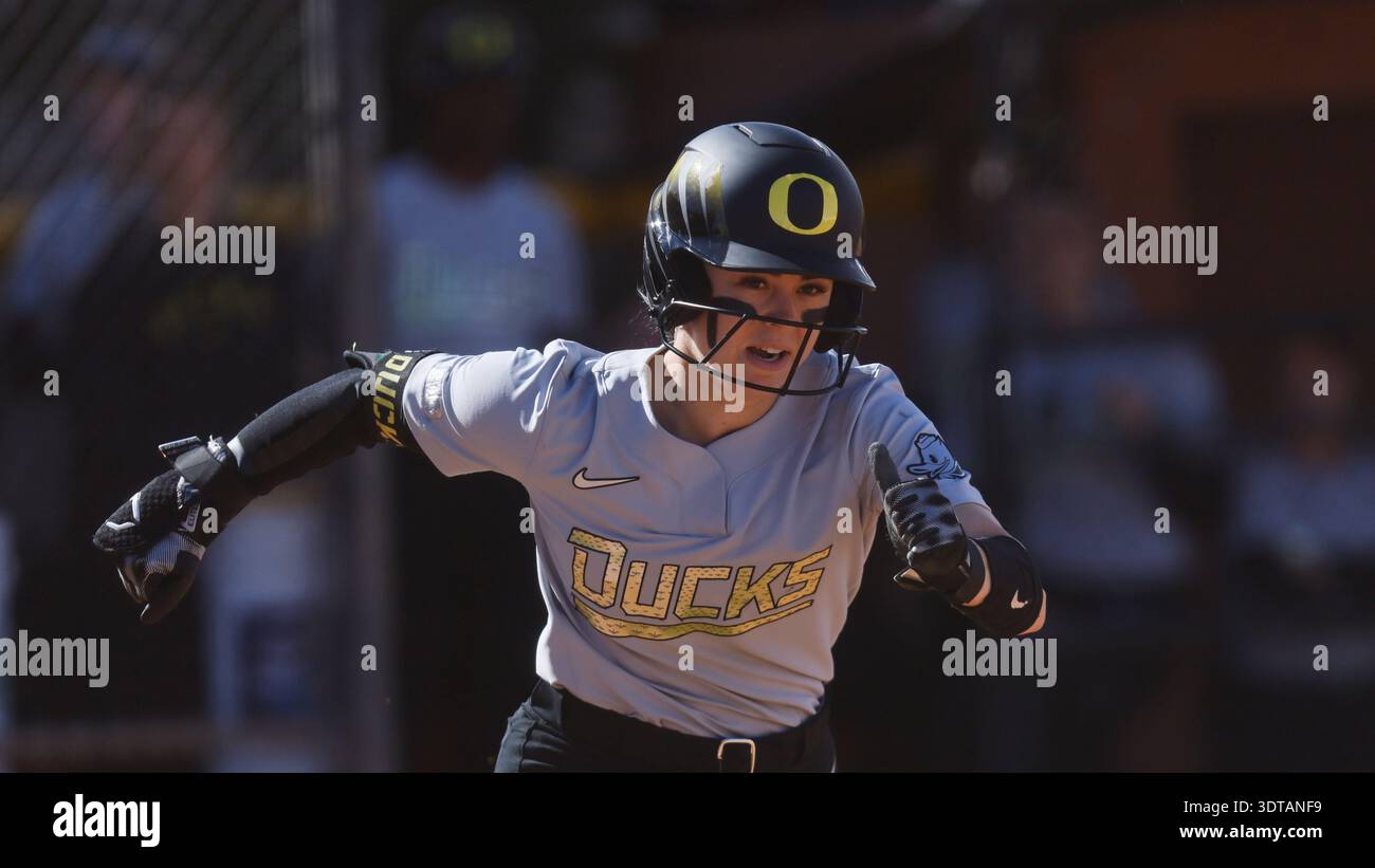 Oregon infielder Kaylynn Jones (3) runs to first during an NCAA ...