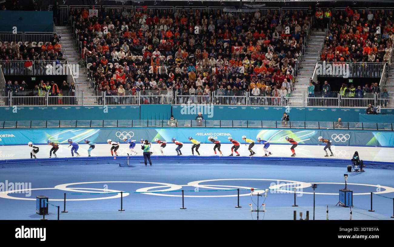 Competitors skate during the women's speed skating mass start final at ...