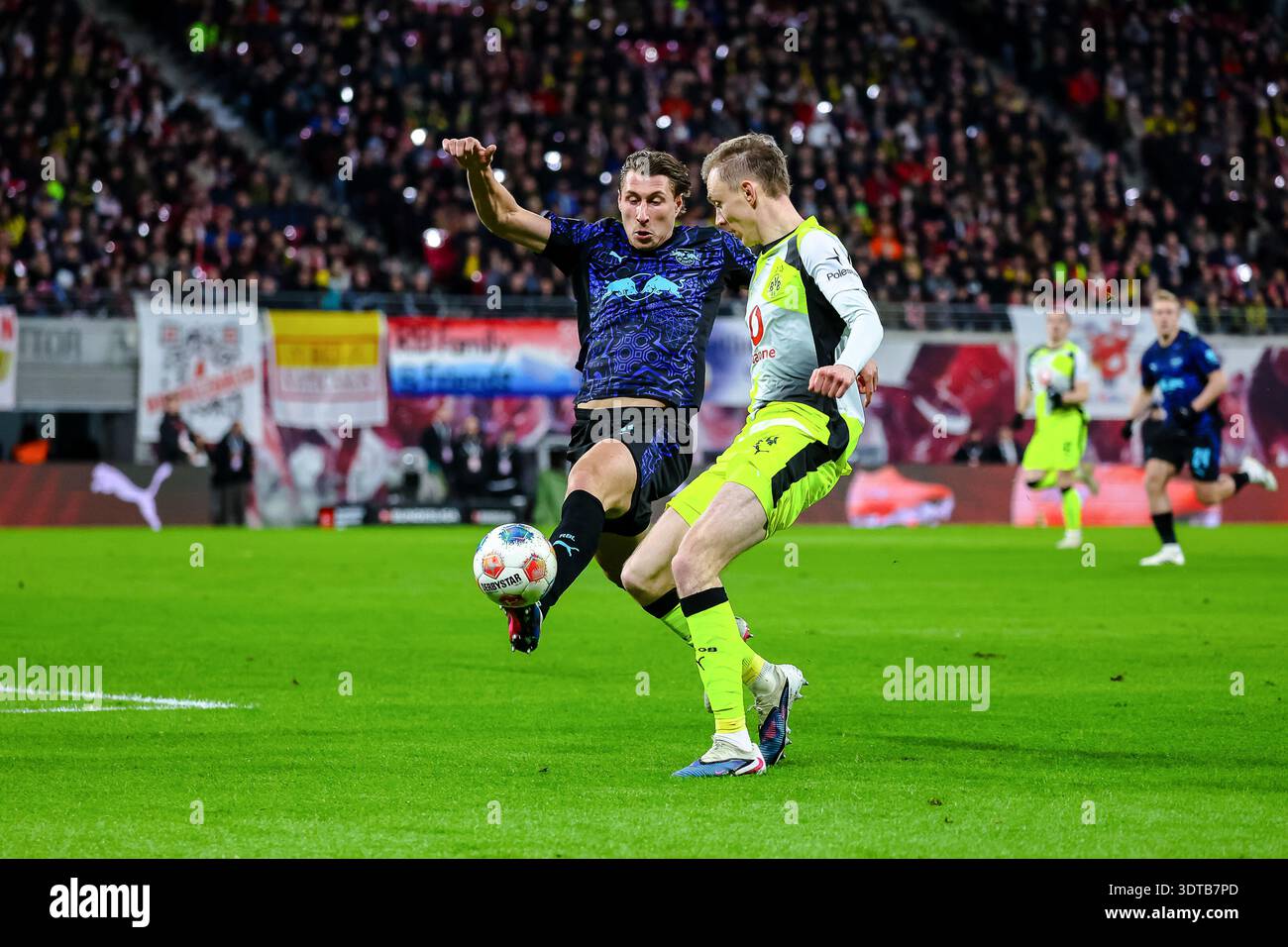 Willi Orban (RB Leipzig, #04) on the ball, duel, contest, fight with ...