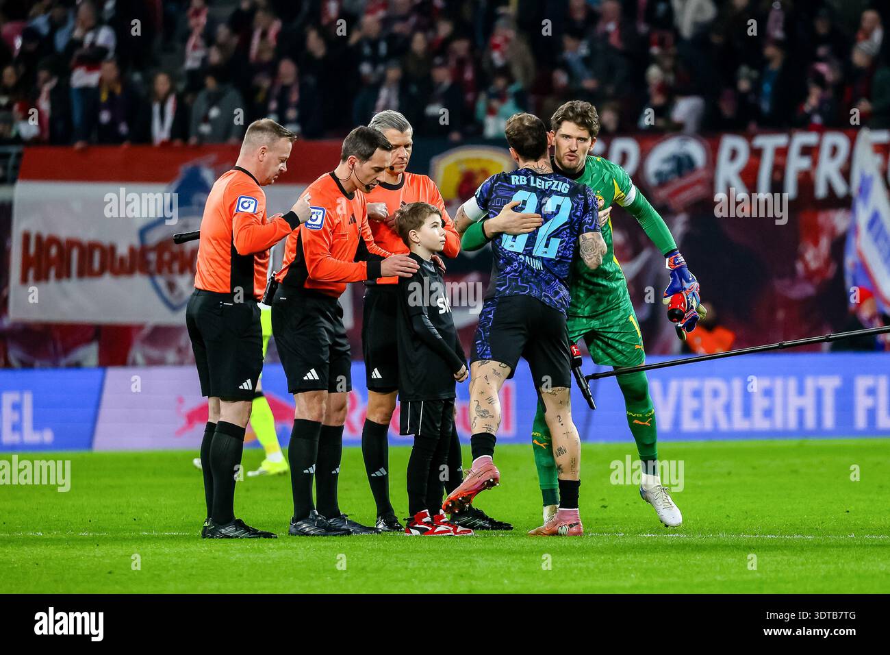 David Raum (RB Leipzig, #22) and Gregor Kobel (Borussia Dortmund, #01 ...