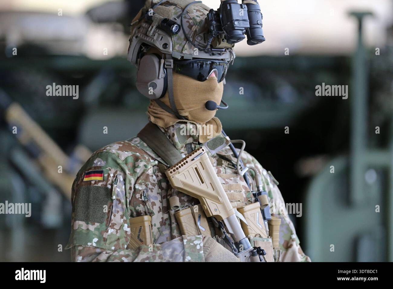 Ein Kommandosoldat des Kommando Spezialkräfte KSK. Ein Kommandosoldat ...