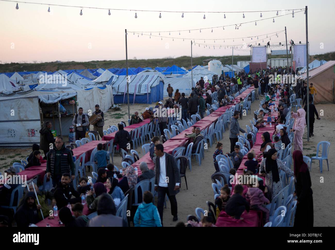 Displaced Palestinian struggle to receive donated food for iftar, the ...