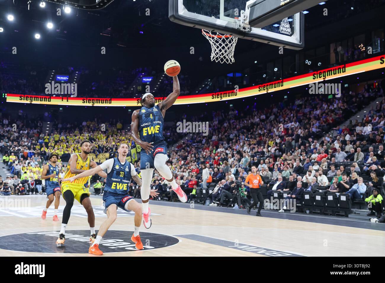 Brian Fobbs (EWE Baskets Oldenburg, #04) with Tomislav Zubcic (EWE ...