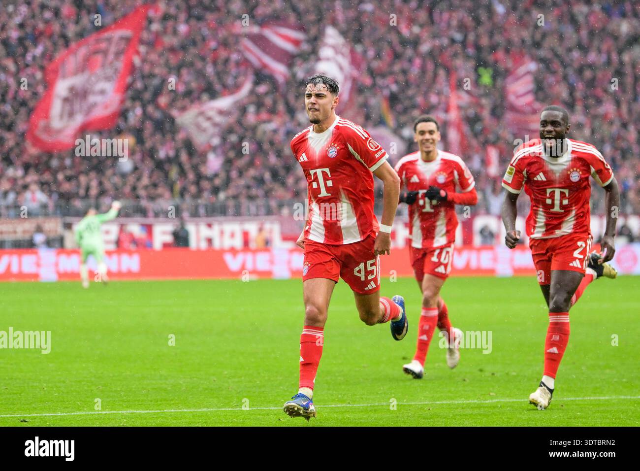 1:0 Goal, cheers, goal scorer Aleksandar Pavlovic (Bayern) Munich ...