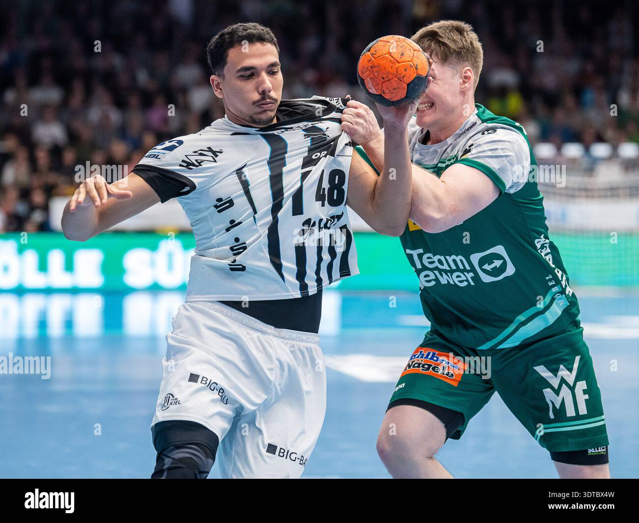 Mohab Abdelhak (THW Kiel, #48) in a duel with Oskar Neudeck (Frisch Auf ...