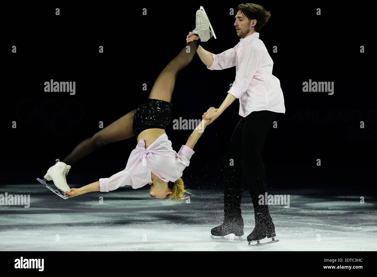 Sara Conti and Niccolo Macii of Italy perform during the figure skating ...