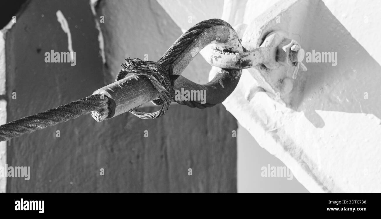 Shackle and wire Black and White Stock Photos & Images - Alamy