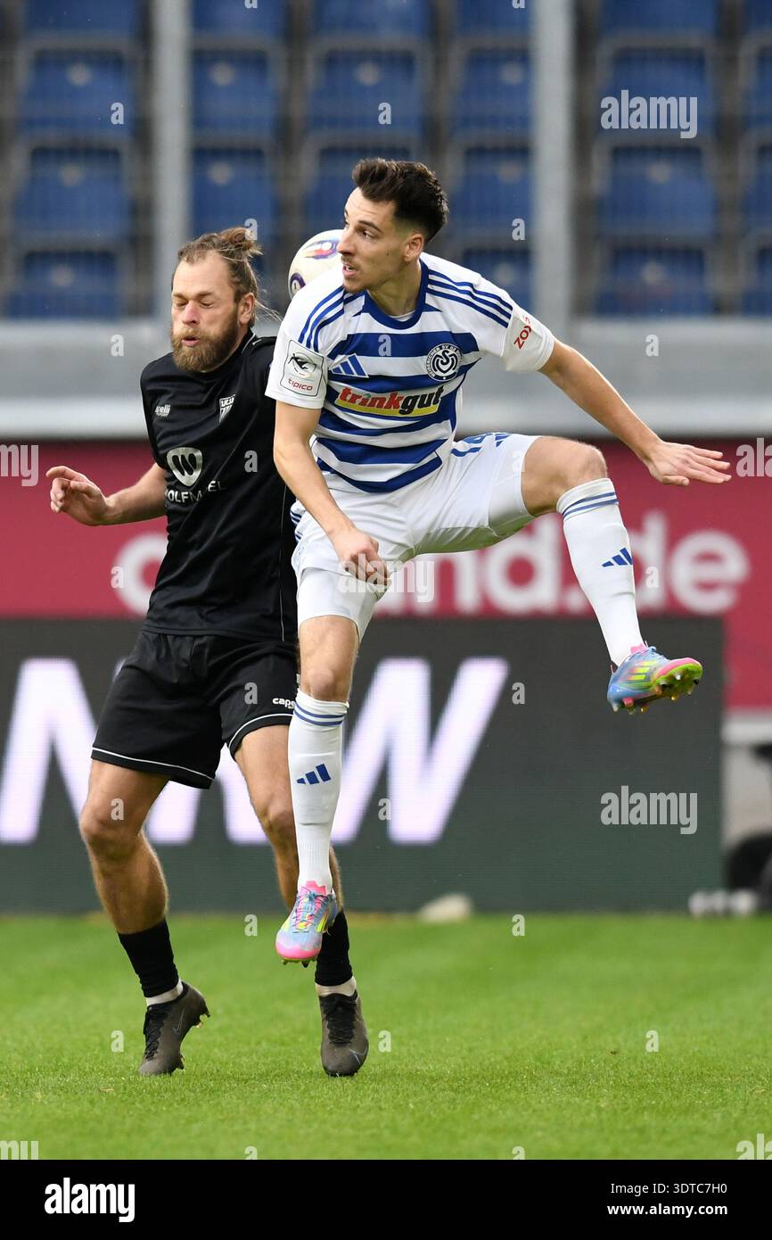 Conor Noss ( MSV Duisburg, #14 ) in a duel with Kristian Boehnlein ( 1 ...