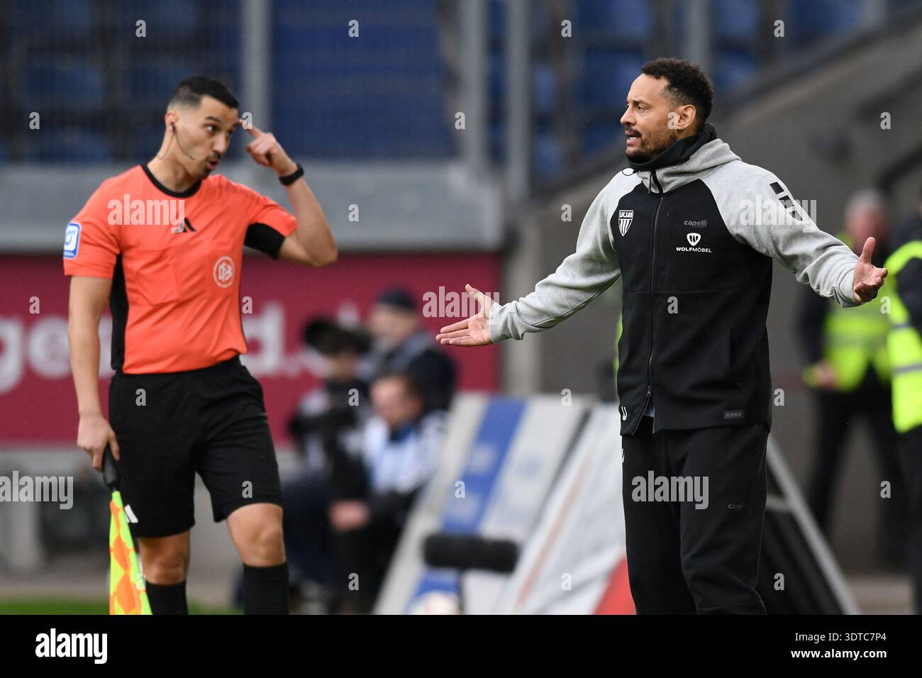 Coach [coach] Jermaine Jones ( 1 FC Schweinfurt 1905 ) gets upset ...