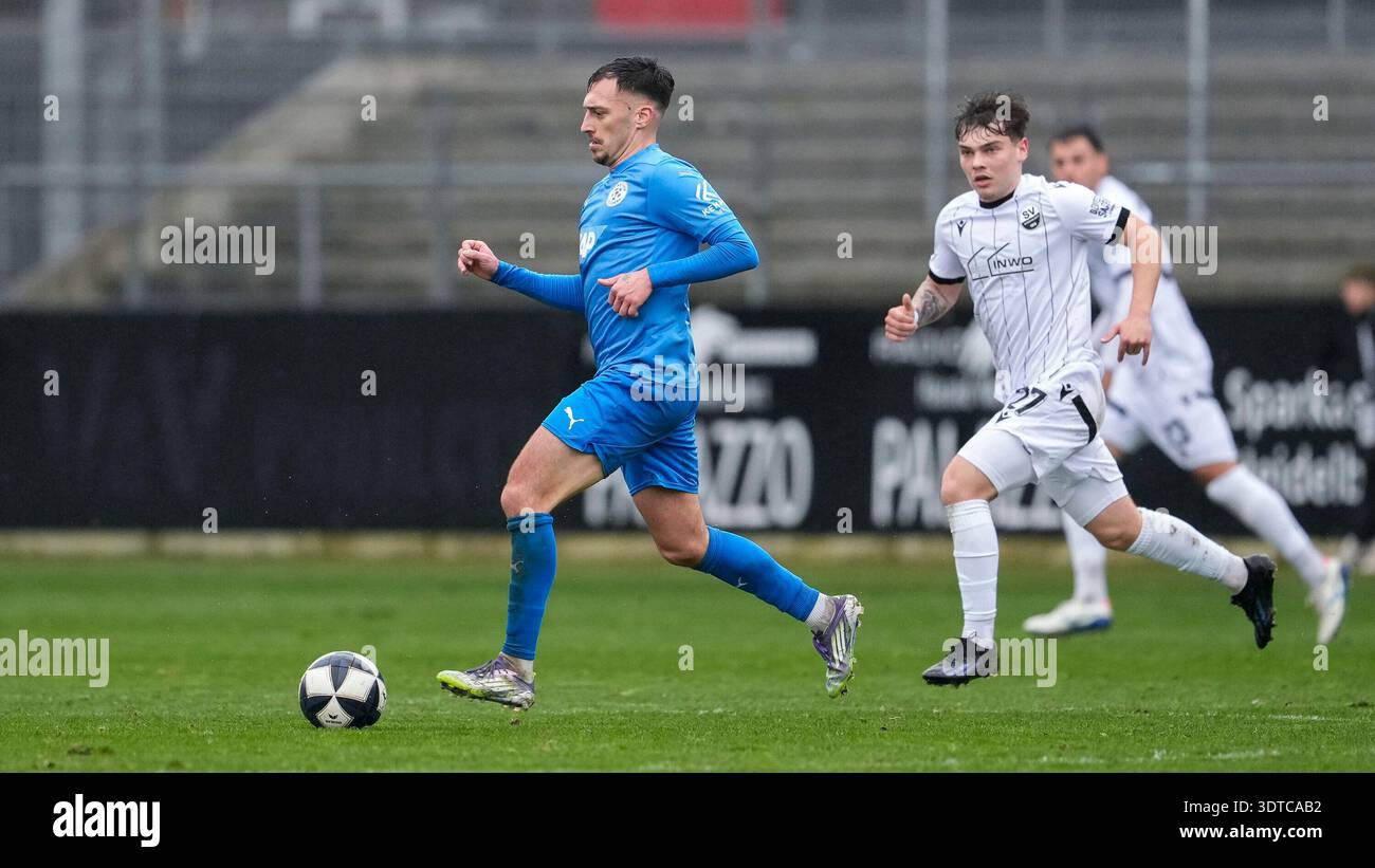 from left: Maximilian Waack (FC Astoria, 10), Marvin Schulz (SVS, 27 ...