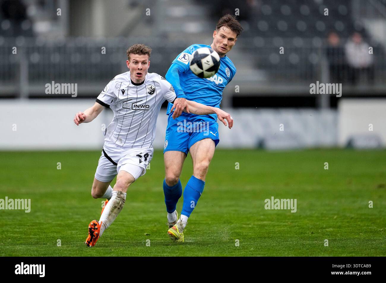 from left: Ken Gipson (SVS, 24), Felix Kendel (FC Astoria, 11), duel ...
