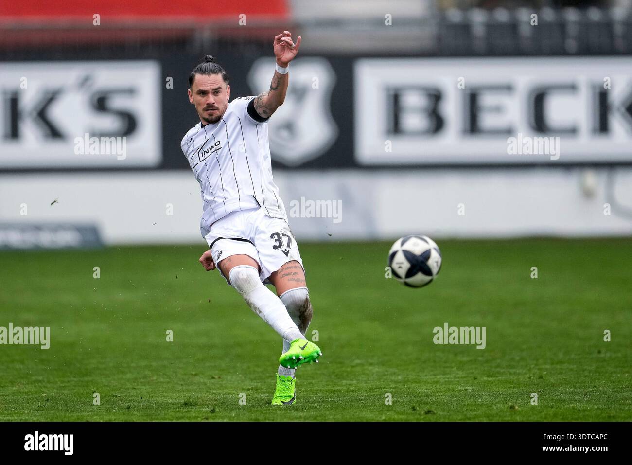 Pascal Testroet (SVS, 37), on the ball, cut-out, full body, single ...