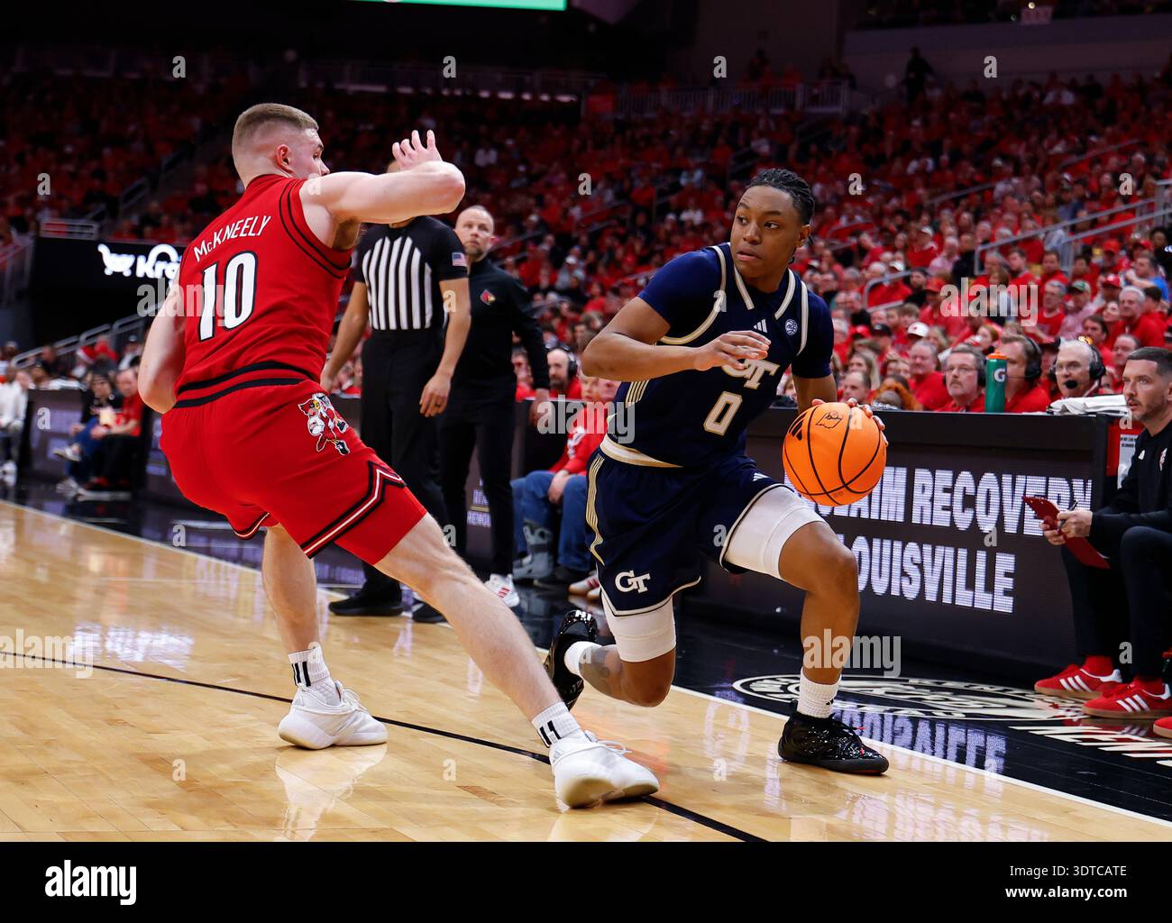 LOUISVILLE, KY - FEBRUARY 21: Georgia Tech Yellow Jackets guard Akai ...