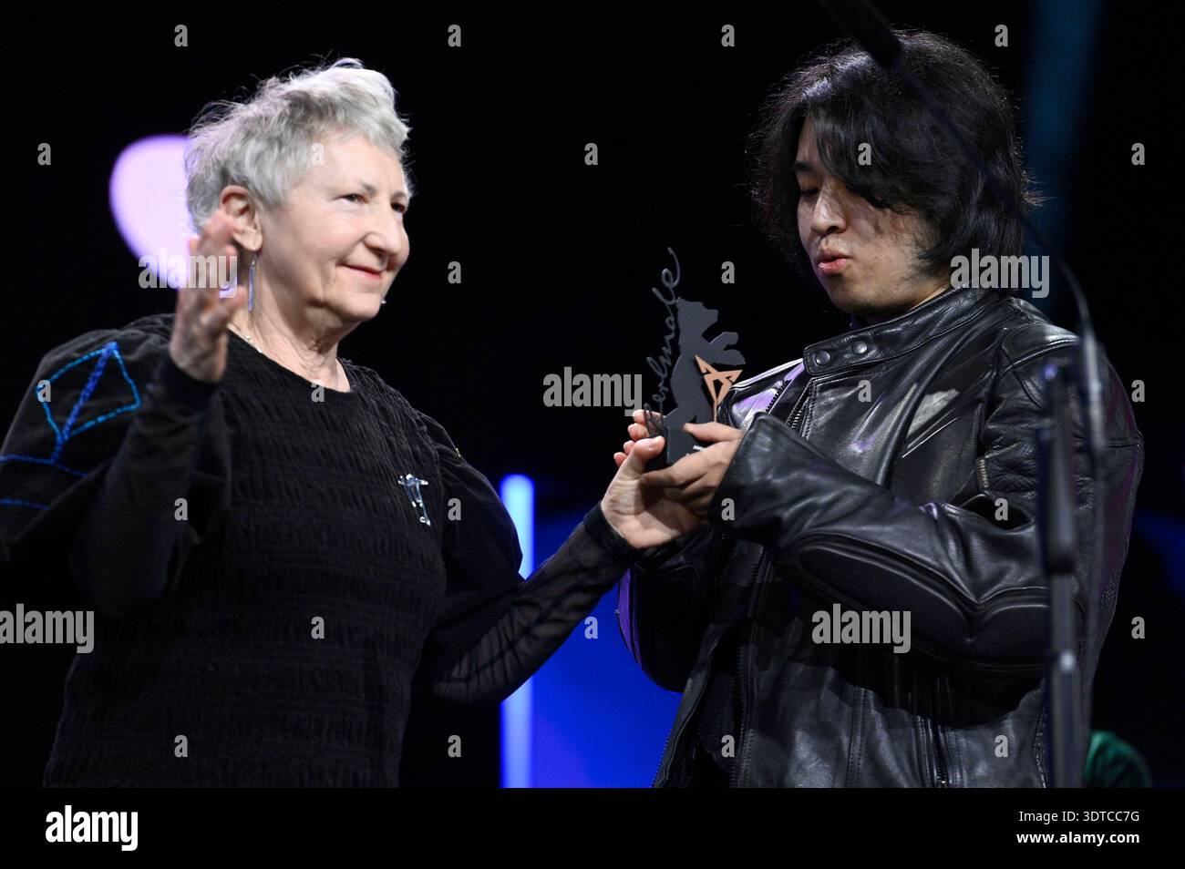 Gabriele Stötzer und Jingkai Qu mit dem Berlinale Shorts Cupra ...