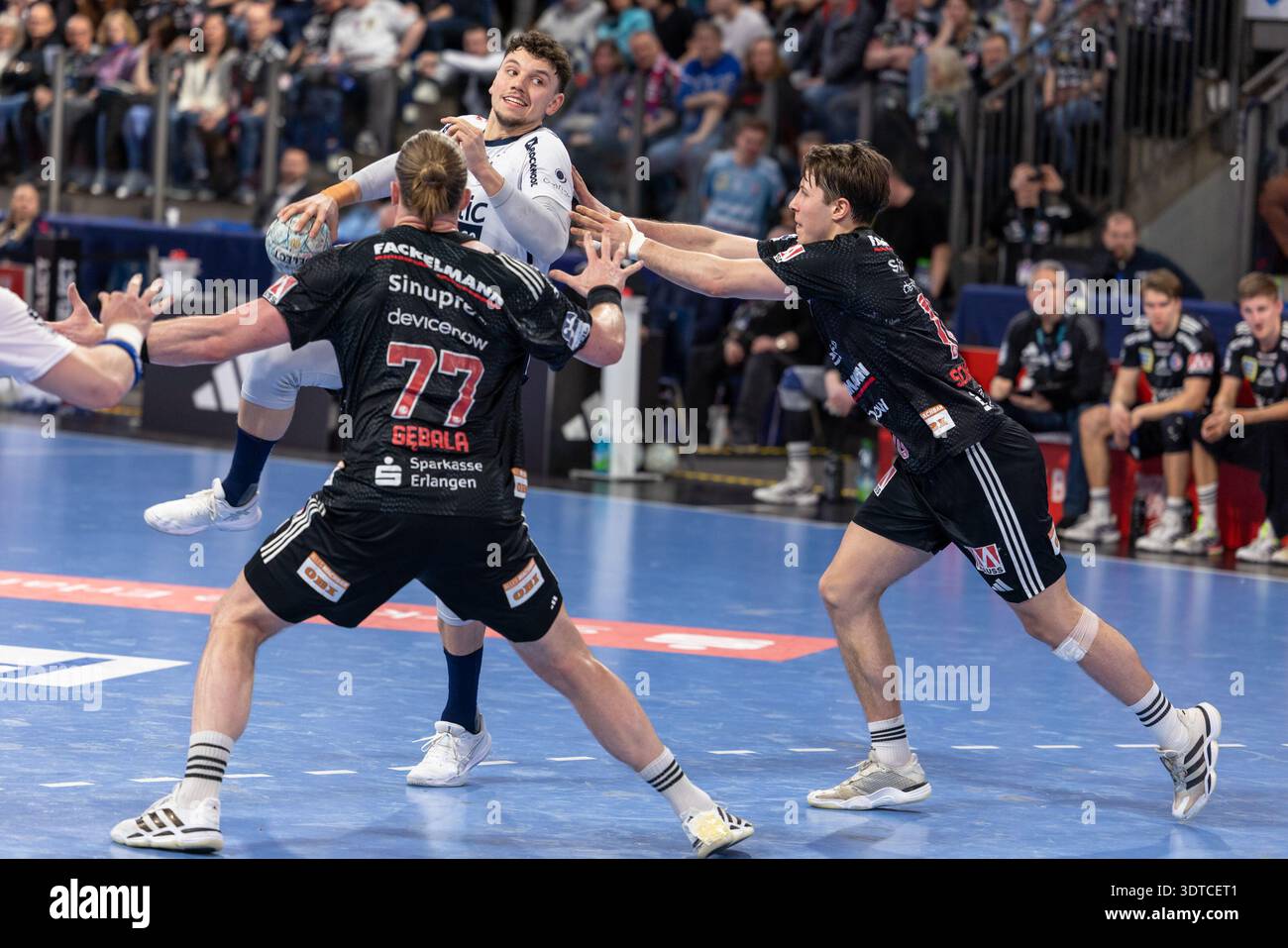 Marko Grgic (SG Flensburg-Handewitt, #17) Maciej Gebala (HC Erlangen ...