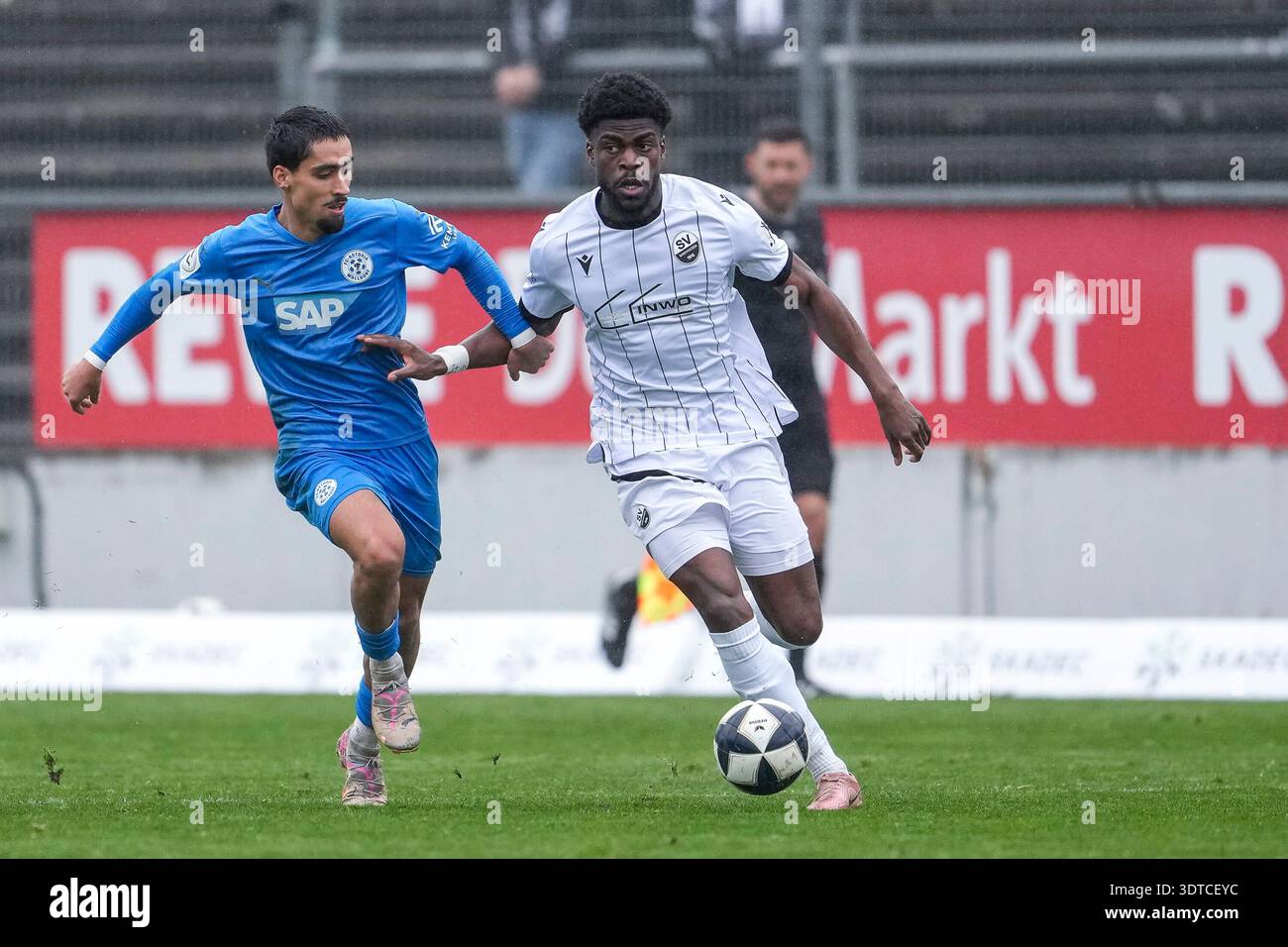 left to right: Muhammed Yasin Zor (FC Astoria, 37), Kwabe Schulz (SVS ...