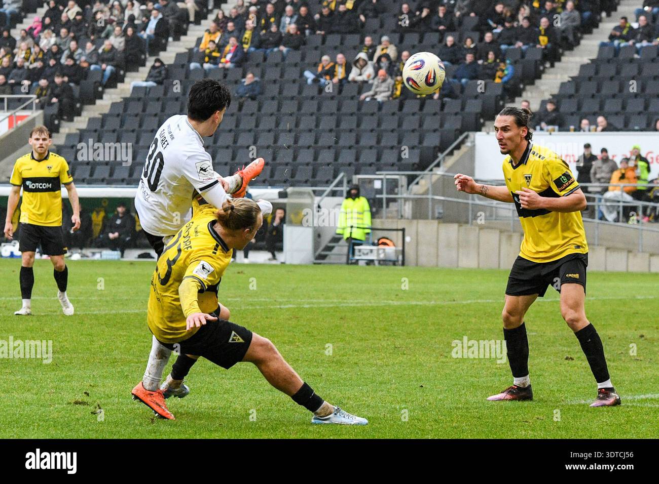 from left: Tim Gayret (SC Verl, 30), Lars Gindorf (Alemannia Aachen, 23 ...