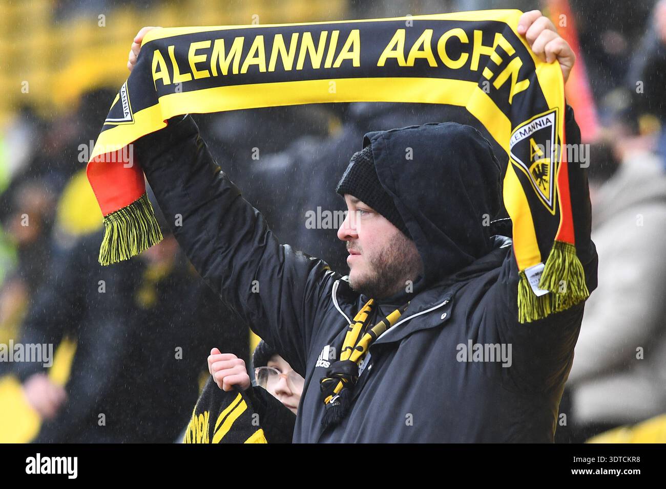 Aachen fans [supporters], supporters [supporters], audience, spectators ...