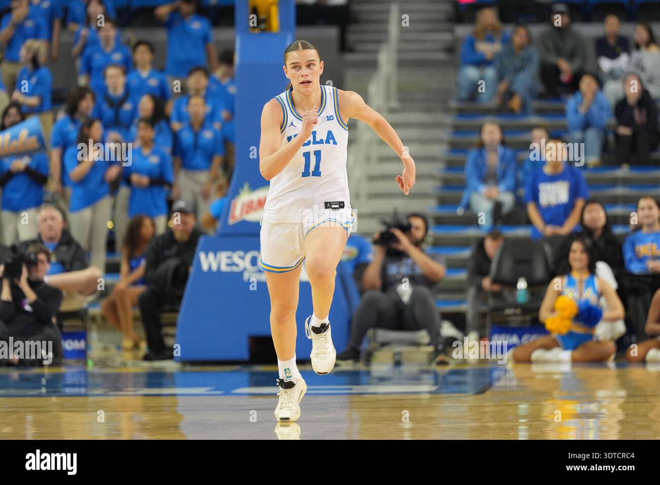 UCLA guard Gabriela Jaquez (11) jogs up the court during the first half ...