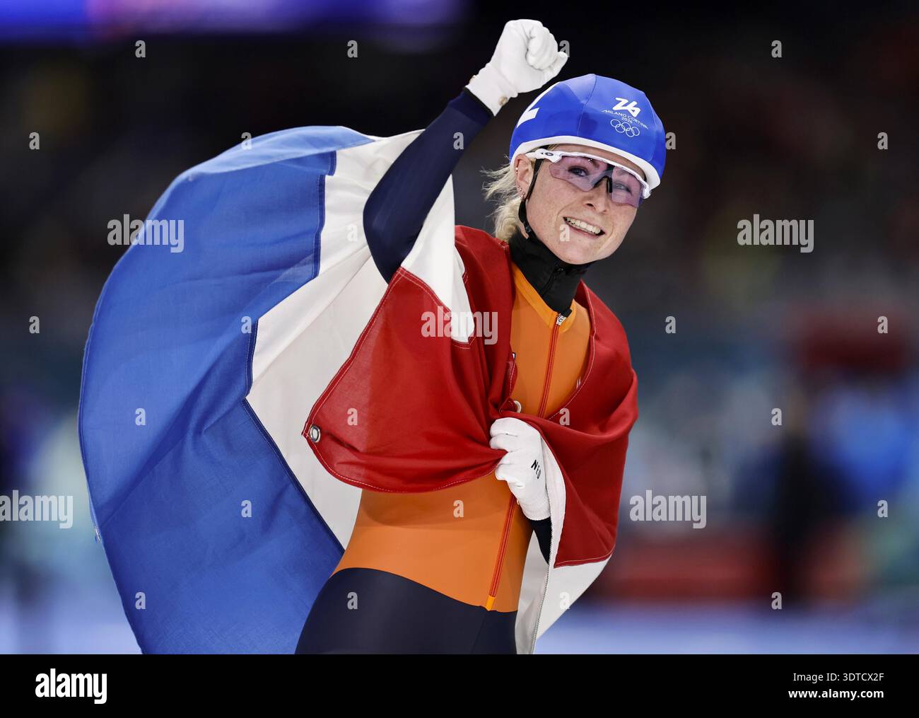 Dutch speed skater Marijke Groenewoud celebrates after winning gold in ...