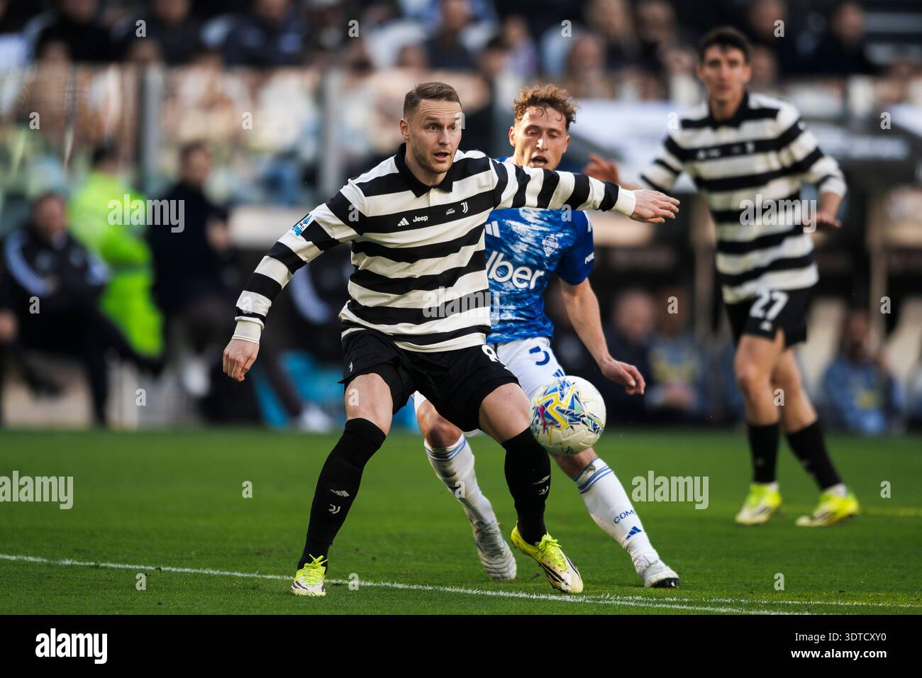 Teun Koopmeiners of Juventus FC competes for the ball with Mergim ...