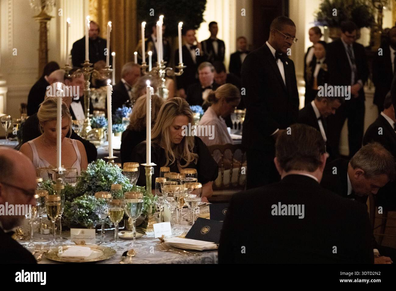 Diners bow their heads for a moment of prayer at the National Governors ...
