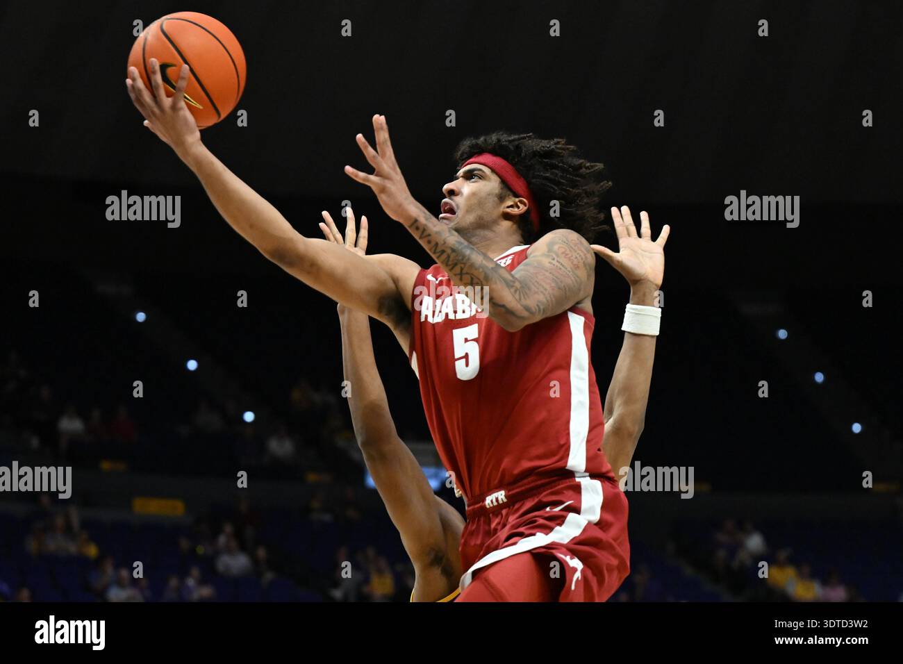 Alabama forward Amari Allen (5) makes a layup during the second half of ...