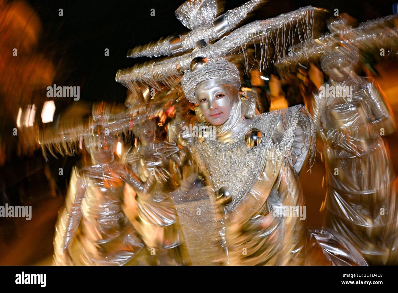 (260222) -- STRUMICA, Feb. 22, 2026 (Xinhua) -- Costumed revelers ...