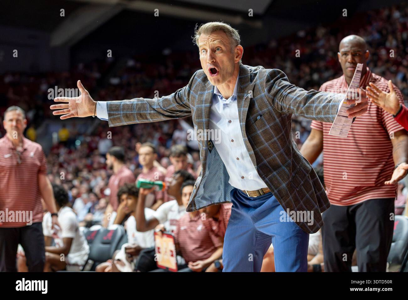 Alabama head coach Nate Oats discusses a call with a referee during the ...
