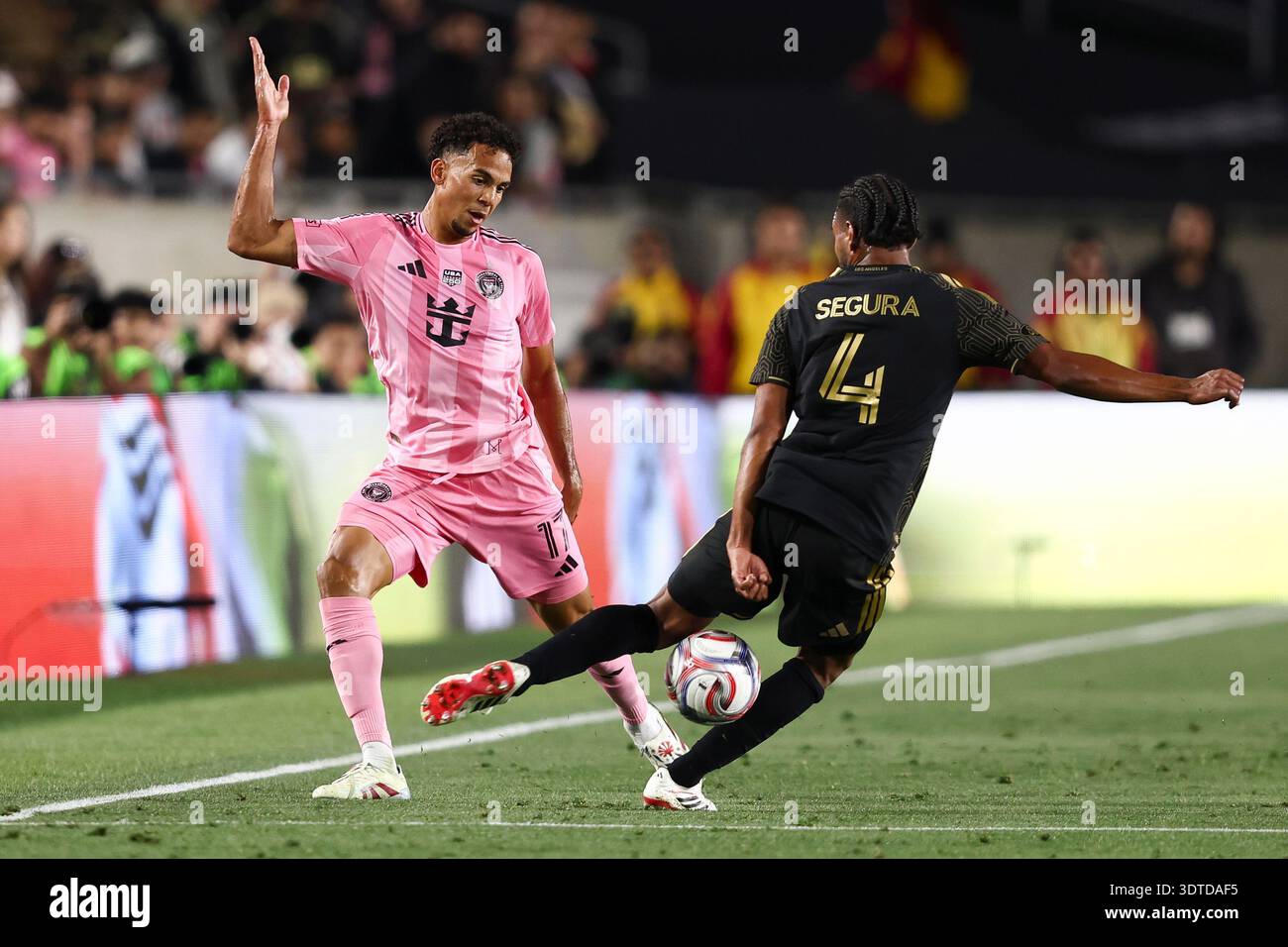 Inter Miami defender Ian Fray (17) battles for the ball against Los ...