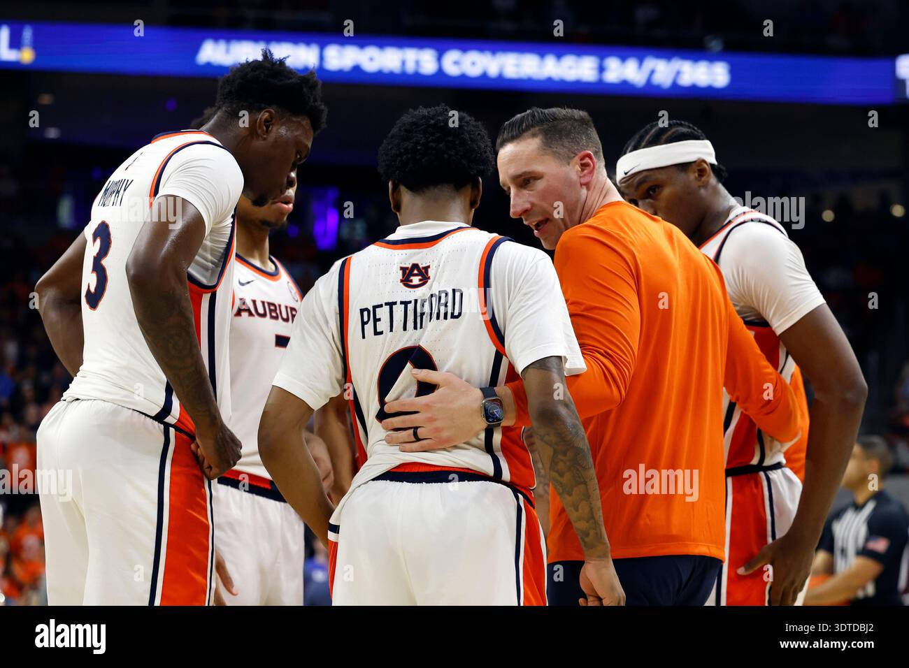 Auburn head coach Steven Pearl talks to players in a timeout during the ...