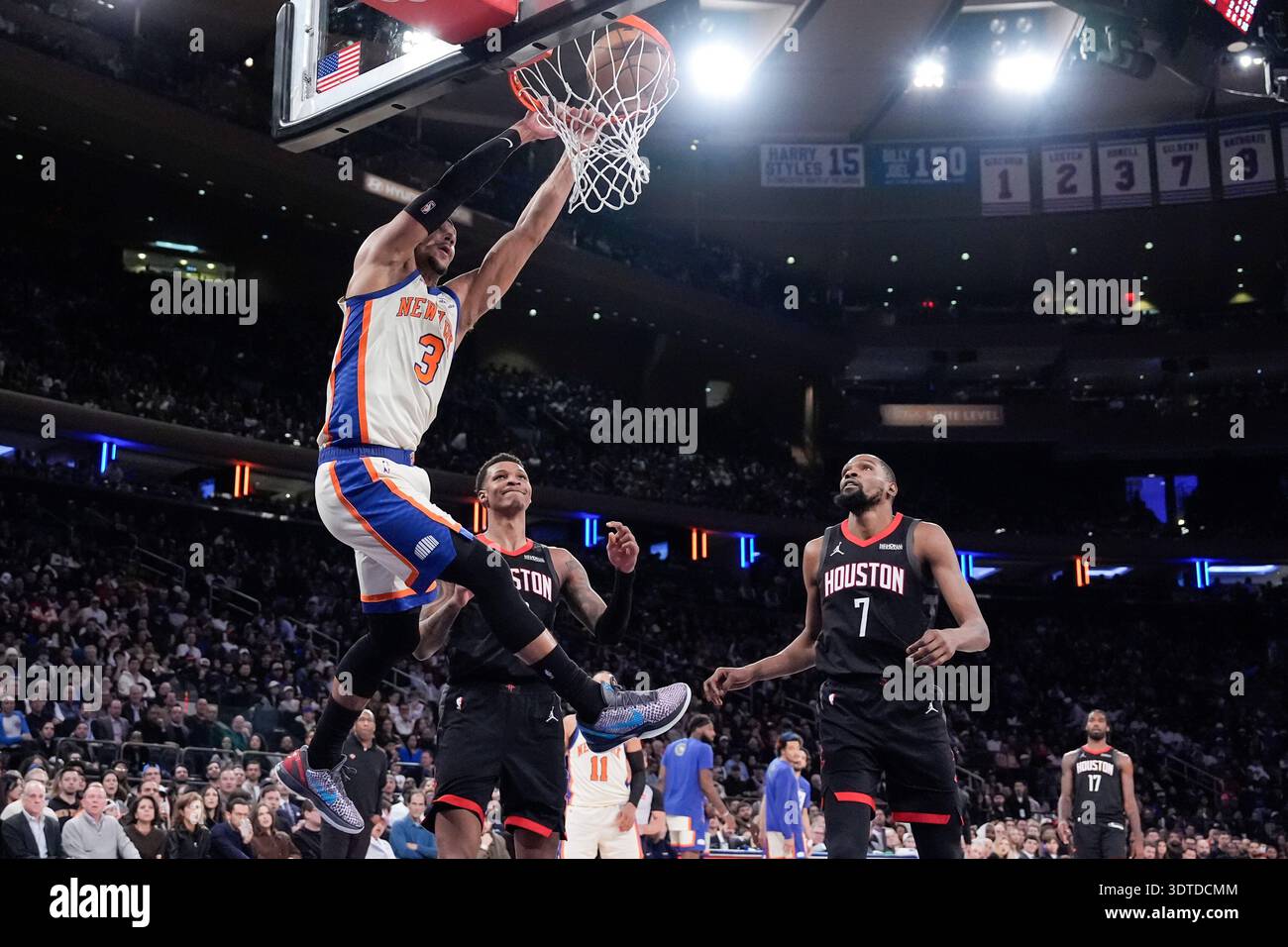 New York Knicks guard Josh Hart (3) dunks during the second half of an ...