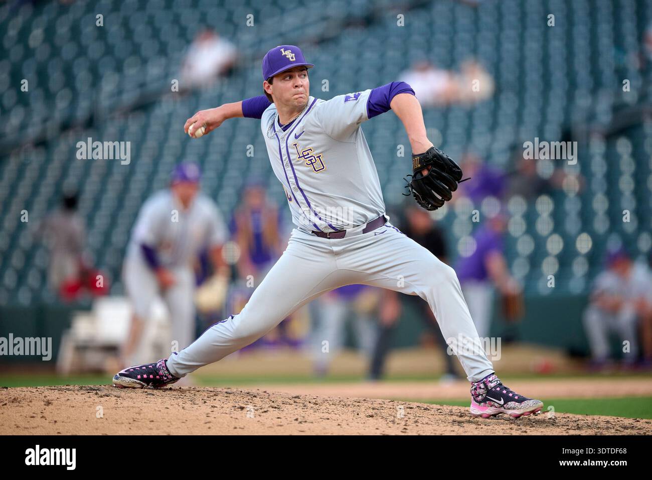 LSU Tigers pitcher Grant Fontenot (40) delivers a pitch during an NCAA ...