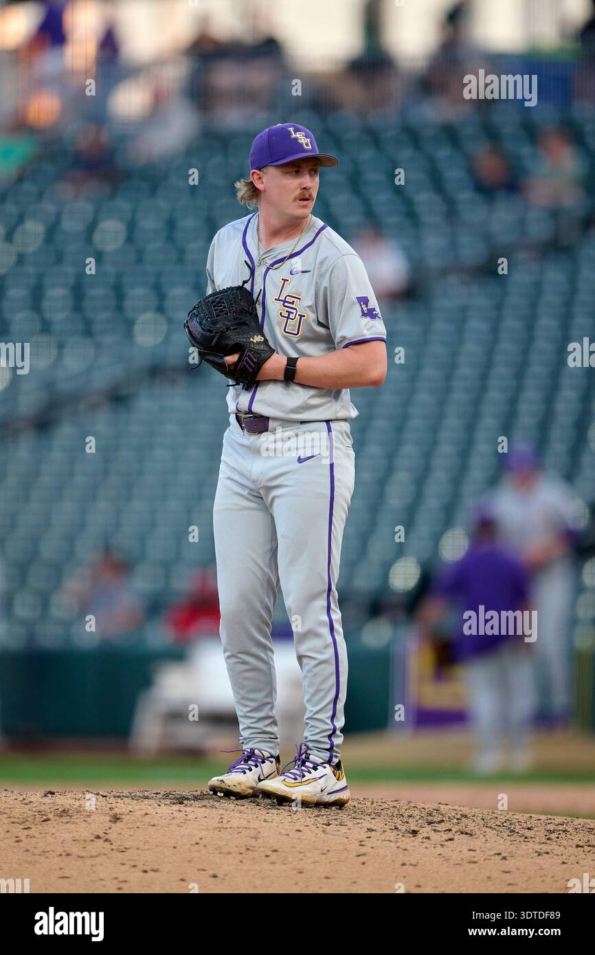 LSU Tigers pitcher Connor Benge (43) gets ready to deliver a pitch ...