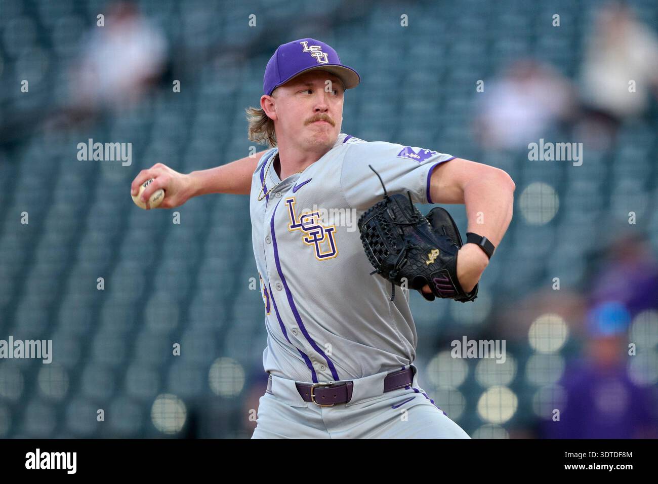 LSU Tigers pitcher Connor Benge (43) delivers a pitch during an NCAA ...
