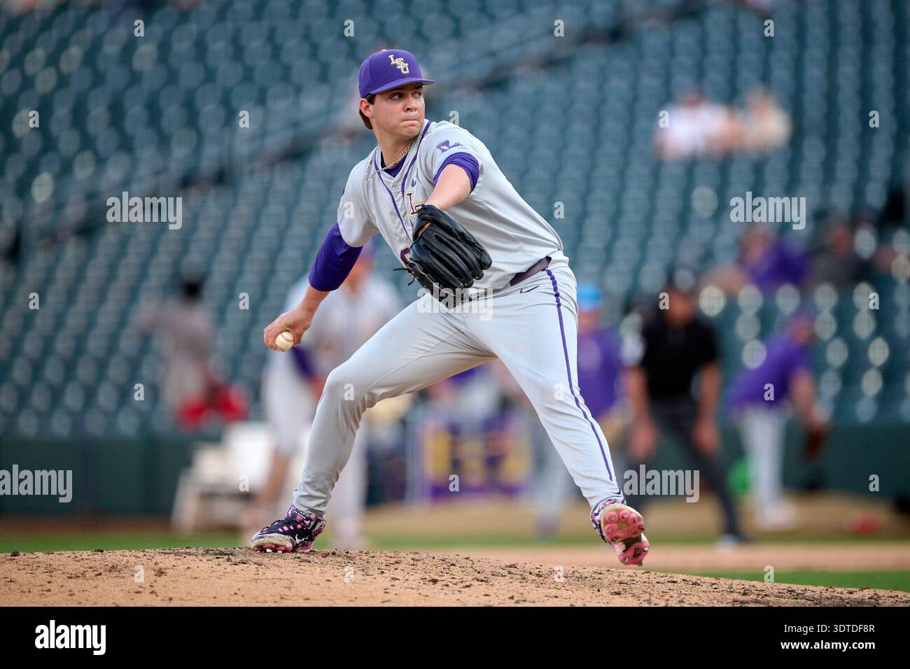 LSU Tigers pitcher Grant Fontenot (40) delivers a pitch during an NCAA ...
