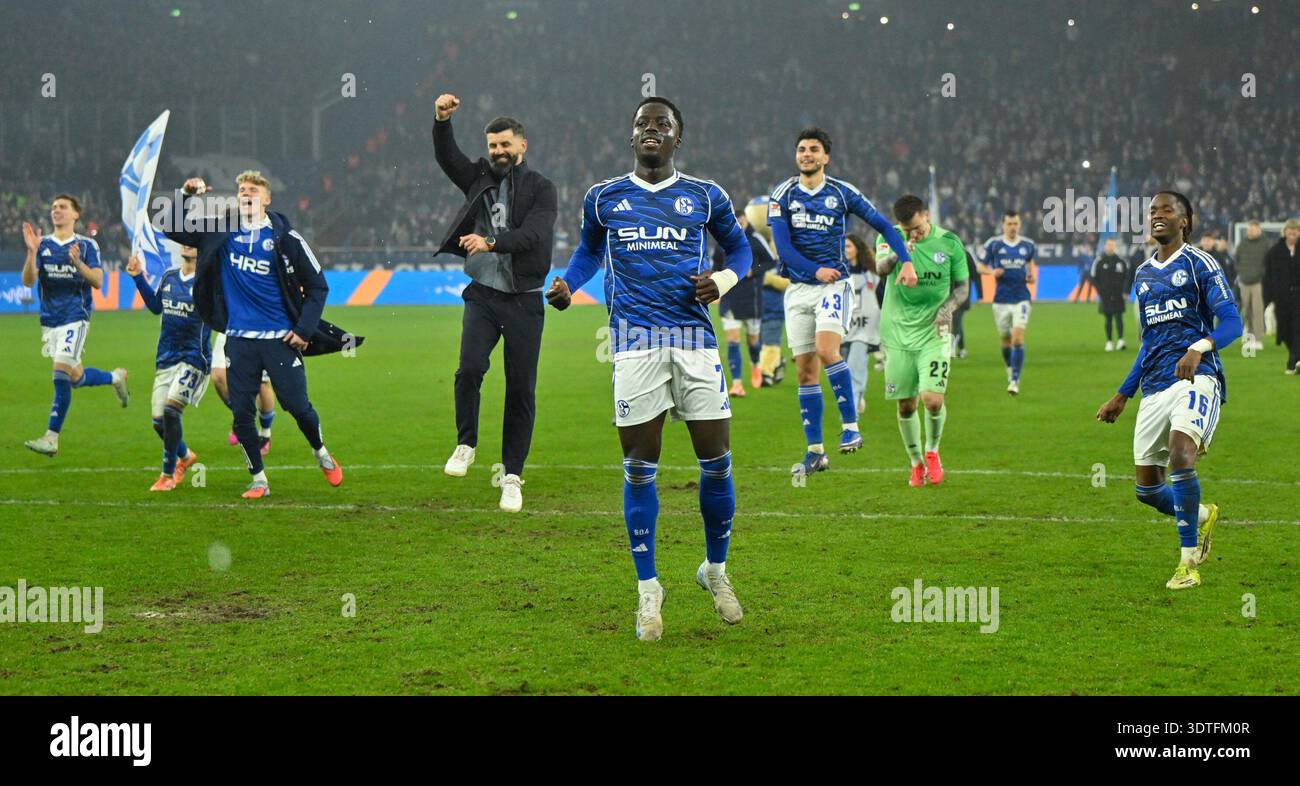Final celebration, from left: Coach Miron Muslic (Schalke), Christian ...